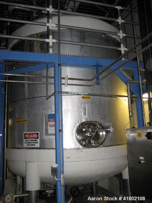 Used DCI Tank, 4000 Gallon, stainless steel, vertical. Approximately